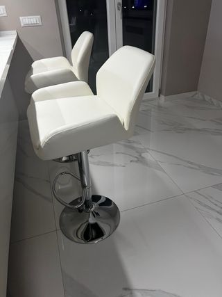 Sgabelli bianchi come nuovi