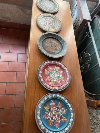 5 piatti in legno decorati