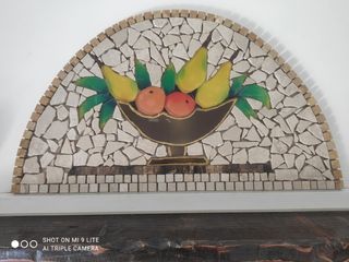Mosaico in pietra con decoro frutta