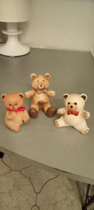 Tre orsetti in terracotta