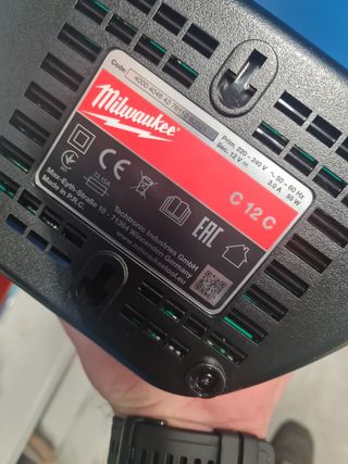 Carico batterie milwaukee
