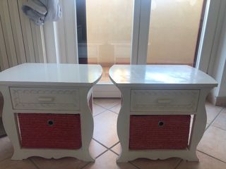 2 comodini biachi con cassetto fucsia