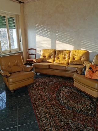 Divano a tre posti + 2 poltrone color senape