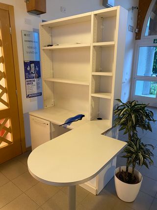 Scrivania bianca con libreria annessa