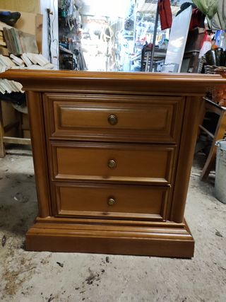 Coppia di Comodini in legno massiccio