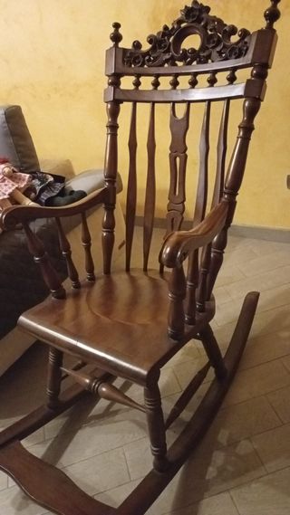 Sedia a dondolo in legno antica