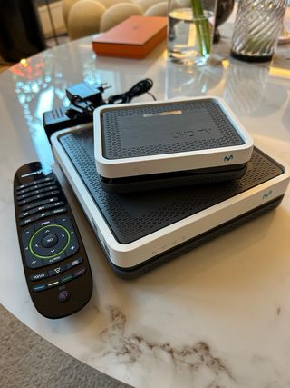 Router fibra y decodificador de TV Movistar de Segunda mano por 40 EUR ...