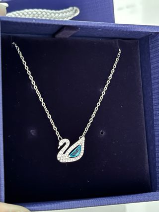 Collar swarovski dazzling swan de segunda mano por 45 EUR en Zaragoza en WALLAPOP