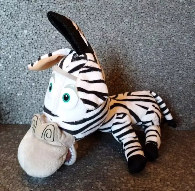 Madagascar 3 Cebra ME MORDISTE LA POMPA ANIMAL!! 🤣🤣,